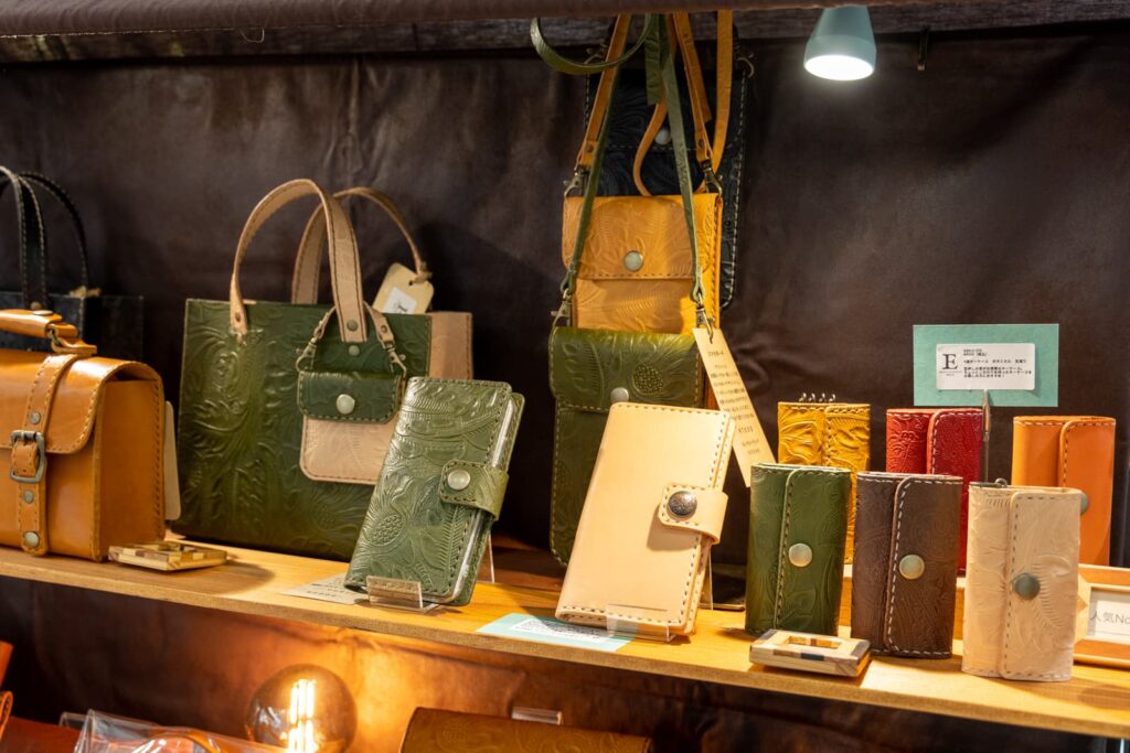 革工房ERI.S LEATHER STUDIO｜「カッコ可愛い&少しレトロな…」ものづくり大好きな店主がつくる手縫いの革小物【くずはマルシェ ...